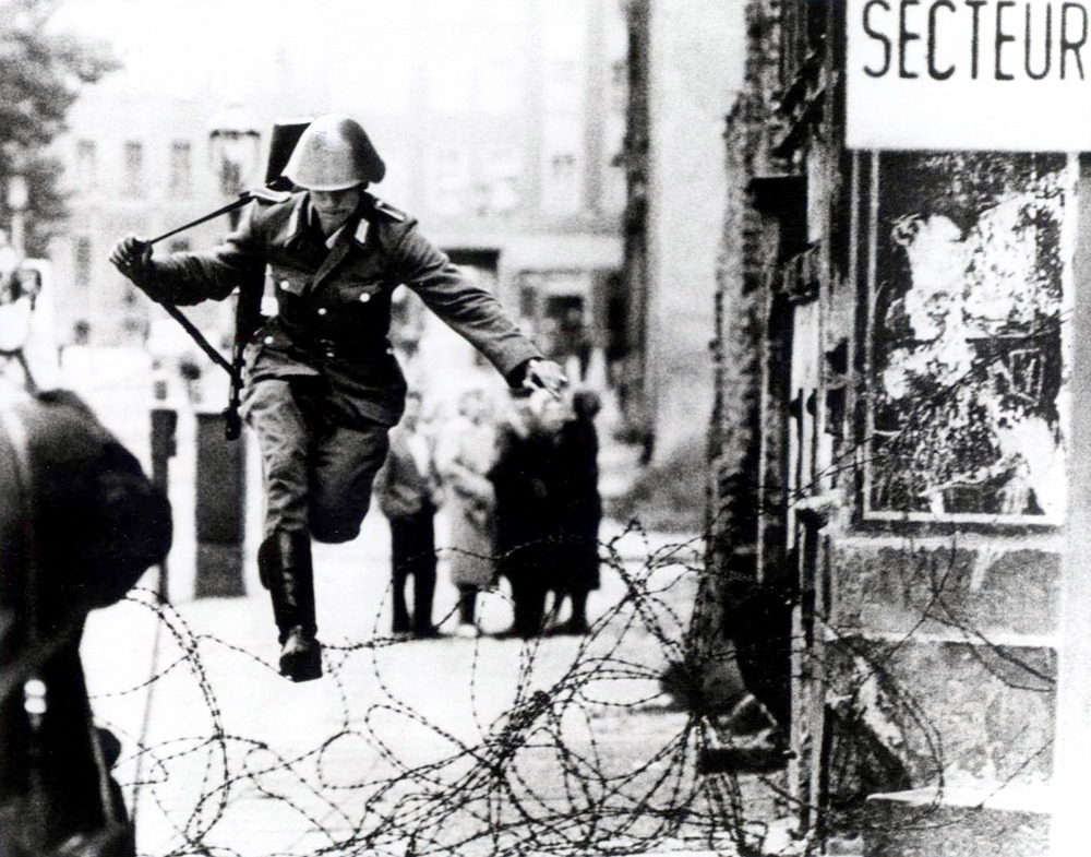 25 éve omlott le a berlini fal